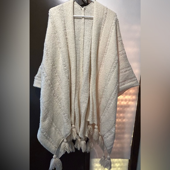Serra | Accessories | Serra Off White Womens Shawl Poncho With Fringe ...